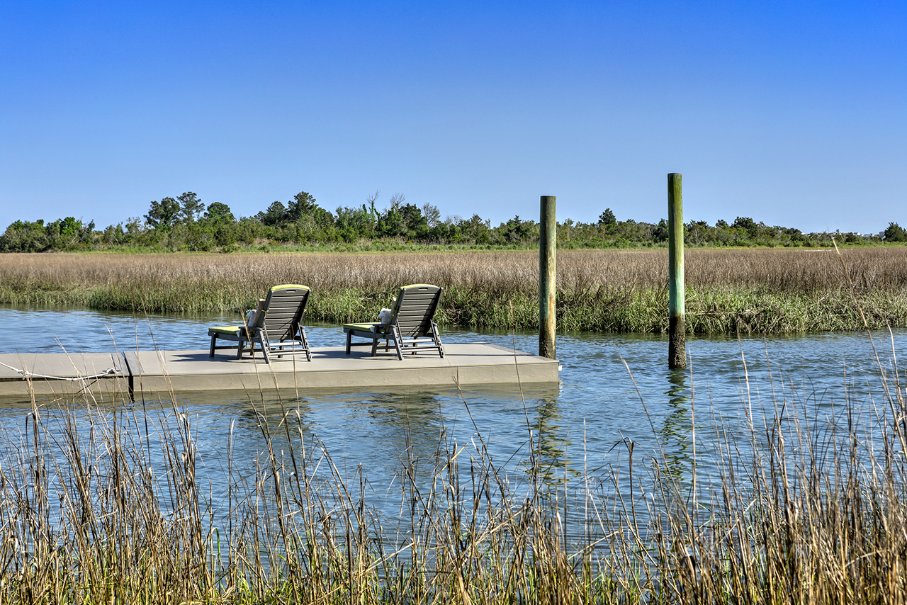 8 Lake House and Lakeside Deck Ideas | Trex | Trex